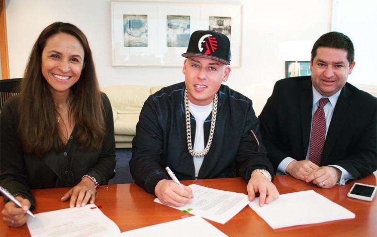 Cosculluela firma contrato discográfico con Warner Music Latina | UMO ...